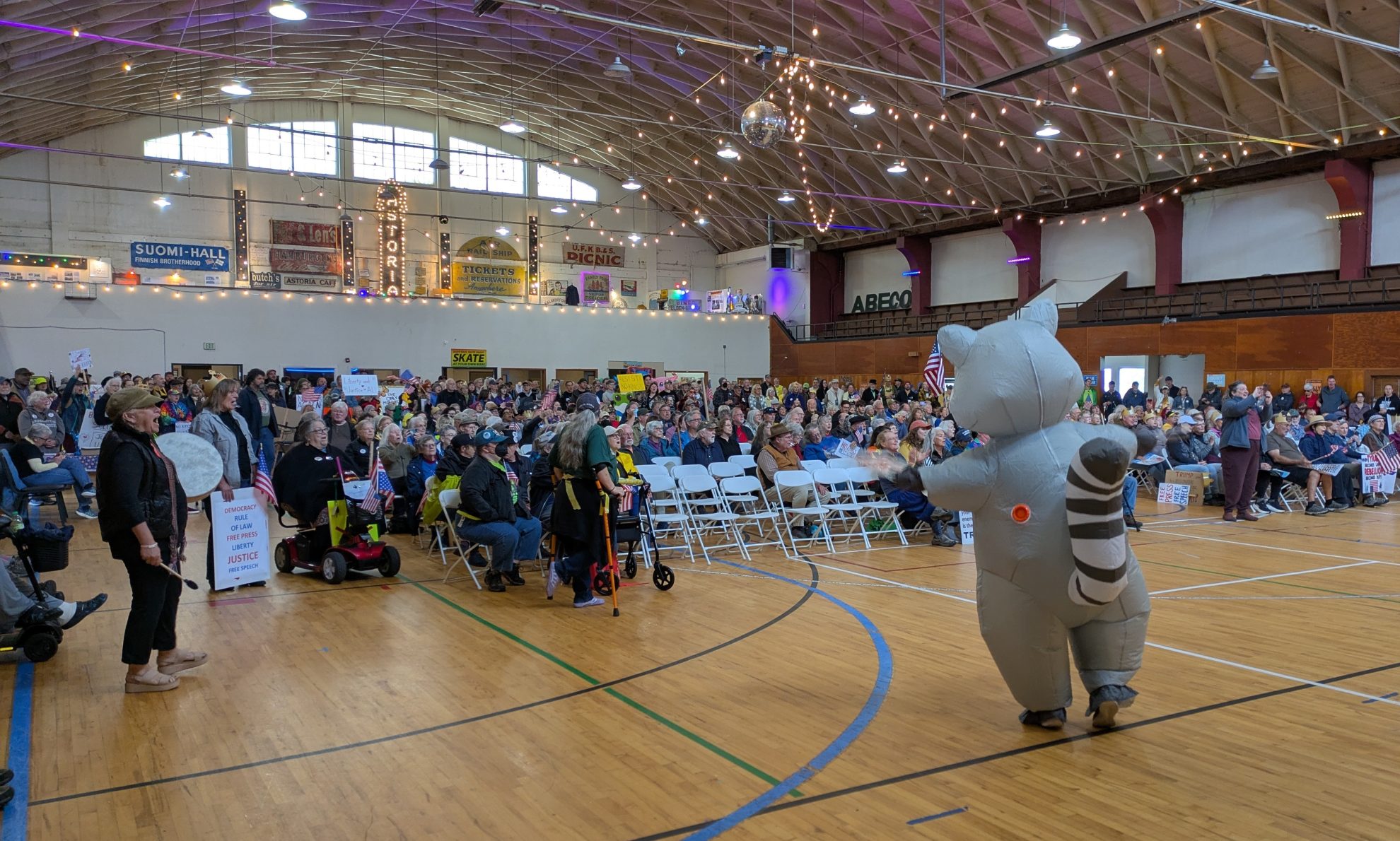 Hundreds gather for No Kings protests on Oregon's North Coast - KMUN