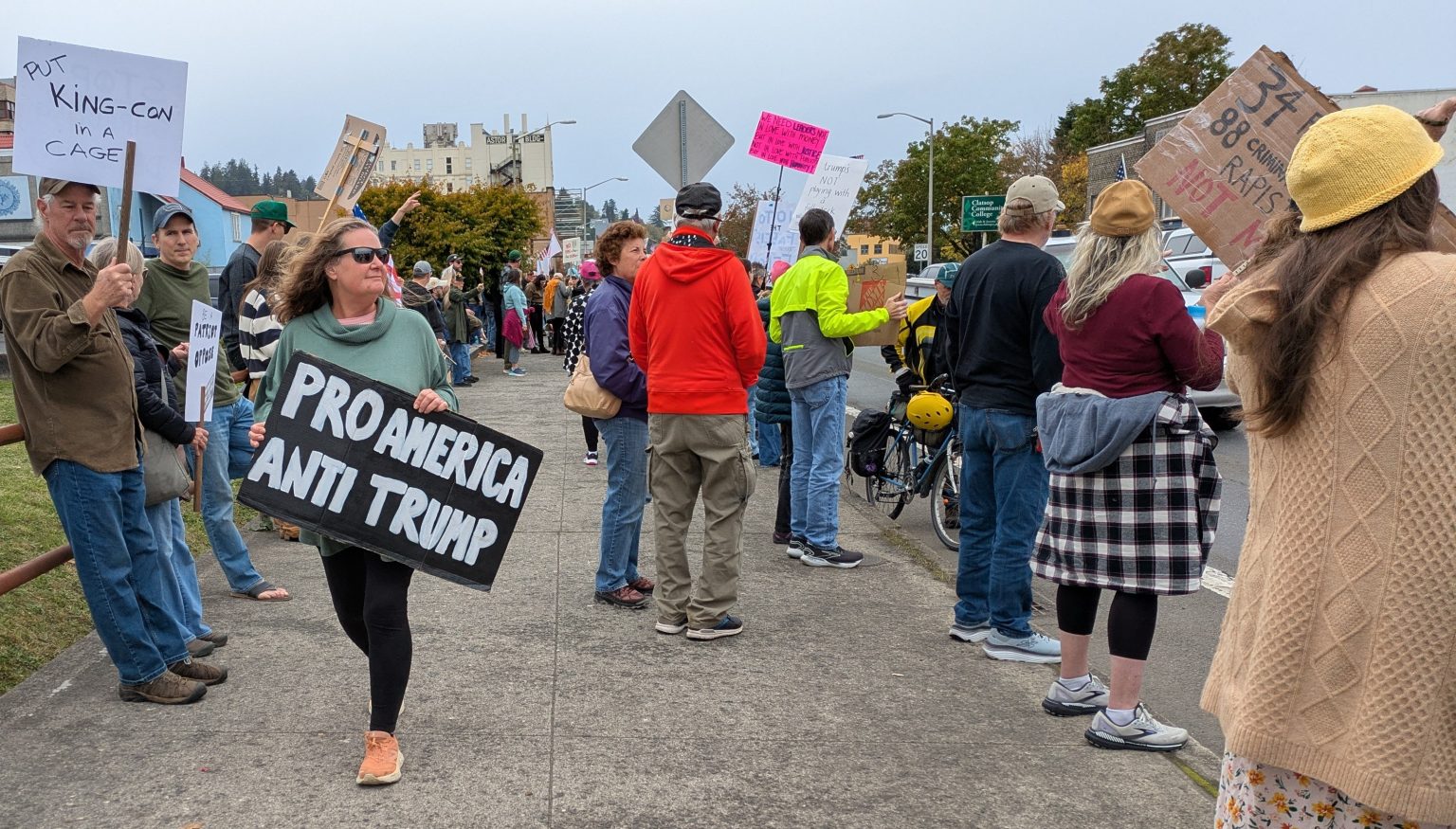 Hundreds gather for No Kings protests on Oregon's North Coast - KMUN